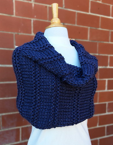 Ravelry: Kansas City Super Bulky Cowl pattern by Angelika's Yarn Store