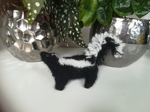 Ravelry: Striped skunk (and mini skunk) pattern by Viv's Knits