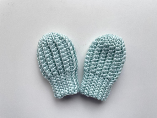 Ravelry: Thumbless baby mittens pattern by Anna Ushakova
