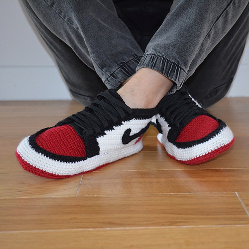 Ravelry: Sneaker slippers for adult pattern by Anna Ushakova