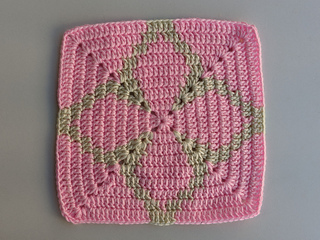 Ravelry: Two-Color Flower Granny Square pattern by Annanitato Lolo