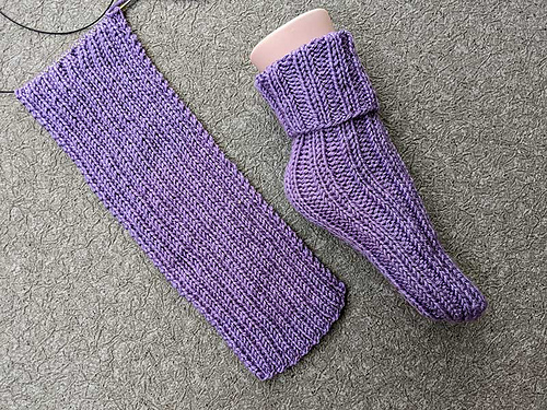 Ravelry: Flat Ribbed Socks pattern by Annanitato Lolo