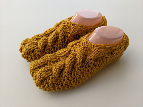 Ravelry: Flat Cable Slippers pattern by Annanitato Lolo