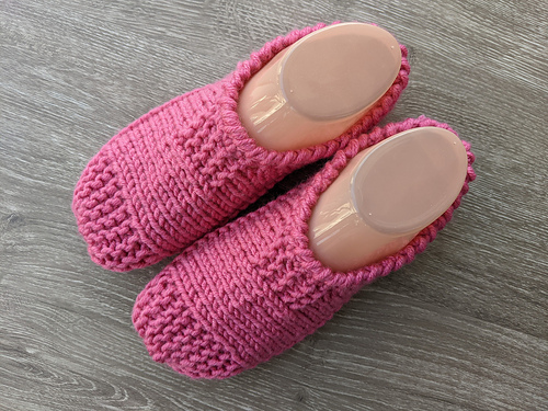 Ravelry: Flat Two-Needles Slippers pattern by Annanitato Lolo