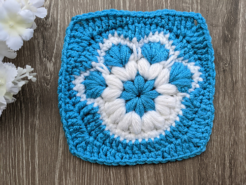 Ravelry: Paw Print Granny Square pattern by Annanitato Lolo