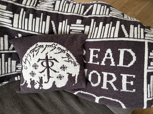 Ravelry: LOTR pillow pattern by knittinglotta