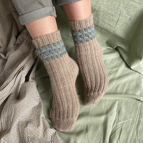 Ravelry: Puff Socks pattern by Anya Zhiltsova