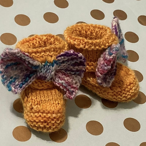 Ravelry: Bow Tie Booties pattern by Kathie Popadin