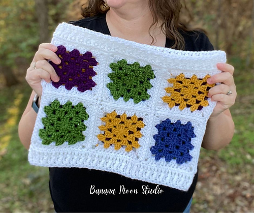 Ravelry: Carmen Granny Square Cowl pattern by April Garwood