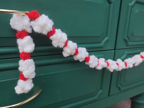 Ravelry: Christmas Popcorn & Berry Garland pattern by Crafting Happiness