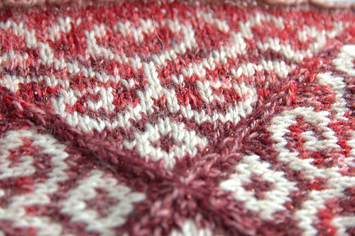 Ravelry: Elämä on runo - kirjoneulepeitto pattern by Sari Ojalehto