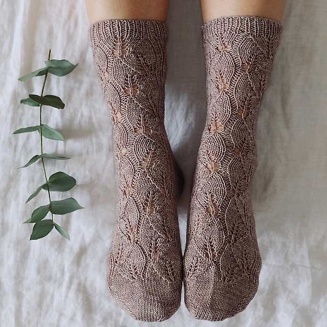 Ravelry: Tiny Leaves Socks pattern by Auguste Knit