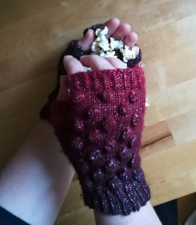 Ravelry: Mitaines Pop Corn pattern by Ava Lynch