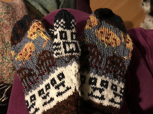 Ravelry: Spooky Park Mitts mystery KAL pattern by Hanna Kyttä