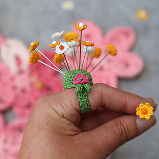 Ravelry: Daisy Pins and Pincushion pattern by Dedri Uys