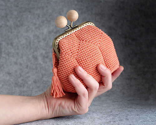 Ravelry: Geometric pattern clasp coin purse pattern by Ester Basimaker