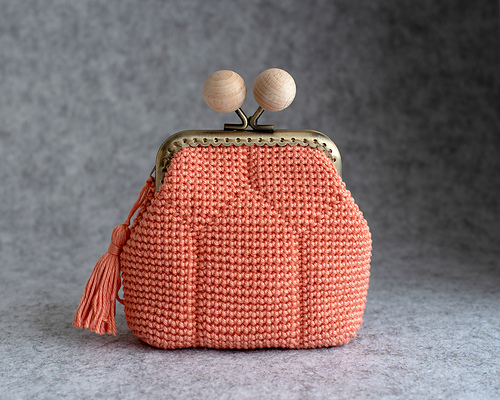 Ravelry: Geometric pattern clasp coin purse pattern by Ester Basimaker