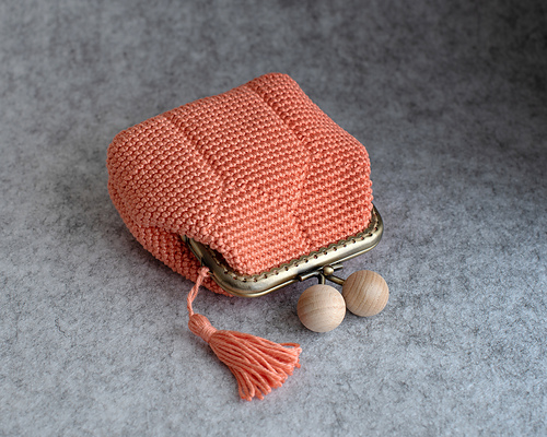 Ravelry: Geometric pattern clasp coin purse pattern by Ester Basimaker