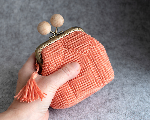Ravelry: Geometric pattern clasp coin purse pattern by Ester Basimaker