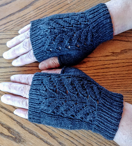 Ravelry: Elf’s Mittens pattern by Woolen Tales