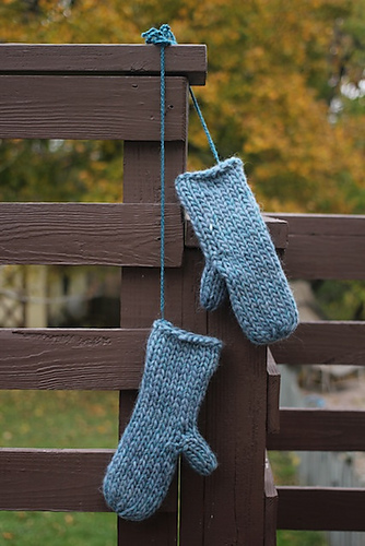 Ravelry: BizzySheep's Ash Mittens