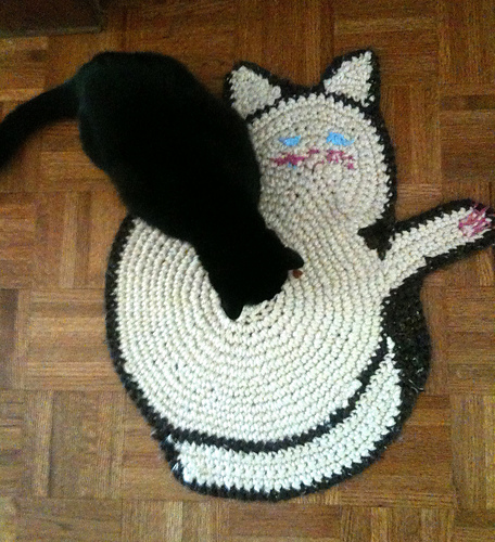 Ravelry: Bluebird99's cat rug
