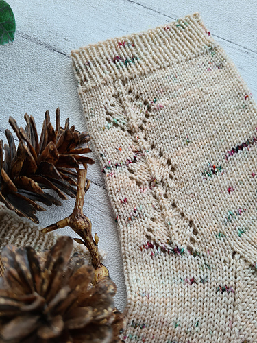 Ravelry: Fir Cone Socks pattern by Shannon Long @ Blue Fern Yarns