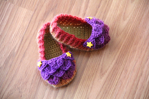 Ravelry: Crocodile Stitch Baby Loafers pattern by Bonita Patterns