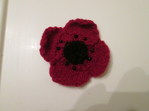 Ravelry: Poppy Brooch pattern by Hennie