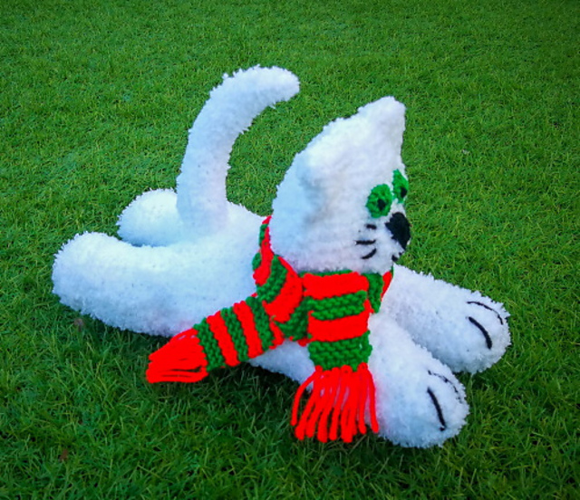 Ravelry: Christmas Cat pattern by Linda Moorhouse