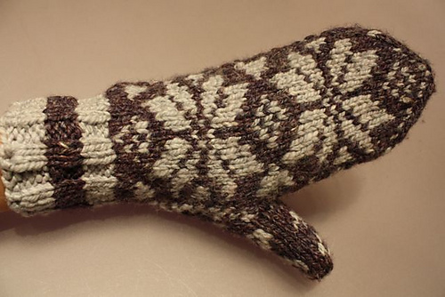 Ravelry: Snowflake Mittens pattern by Patty Lyons
