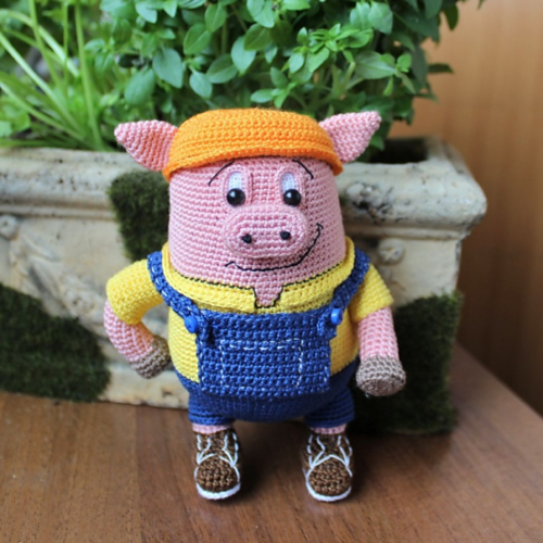 Ravelry: 0021 Pig the Builder called Naf-Naf pattern by CrochetPatternGuru
