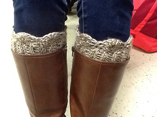 Ravelry: Scalloped Boot Cuffs pattern by Justine Vo