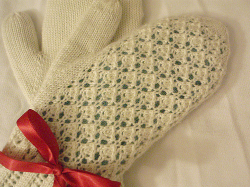 Ravelry: CambriaW's Heritage Silk Lace Mittens
