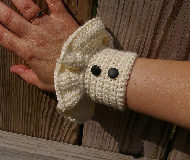 Ravelry: Wrist Cuffs with a Victorian Ruffle pattern by Candace's Closet