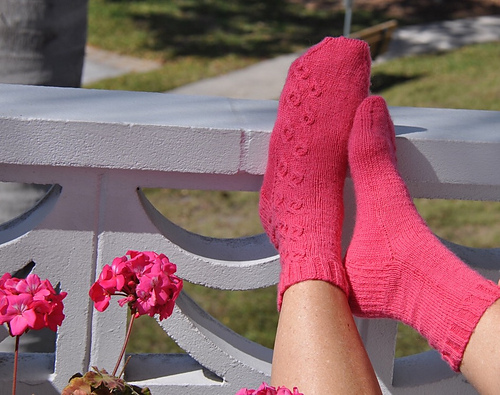 Ravelry: Bubbly Socks pattern by verybusymonkey