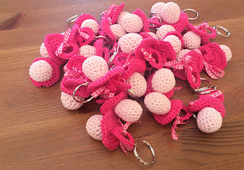 Ravelry: Pacifier keychain pattern by Carins Creaties
