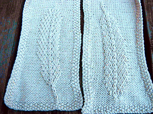 Ravelry: Feather scarf pattern by Carolina Speek