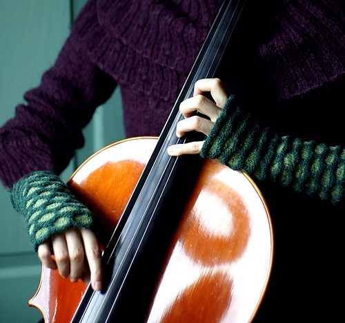 Ravelry: Croc wrist warmers pattern by Cello Knits