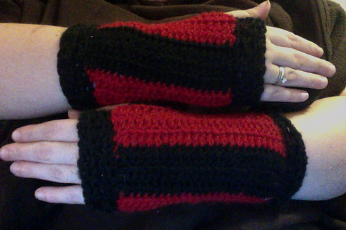 Ravelry: Two Color Fingerless Gloves pattern by Laurah J.