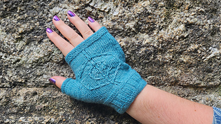 Ravelry: Caer Bran Fingerless Gloves pattern by Nicole Hawkesford