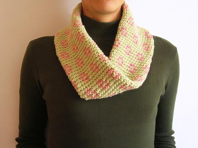 Ravelry: Flower cowl pattern by Maria Isabel