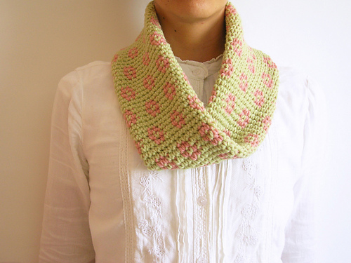 Ravelry: Flower cowl pattern by Maria Isabel