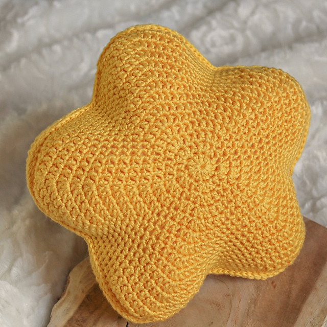 Ravelry: Sana star pillow pattern by Cora McCulloch