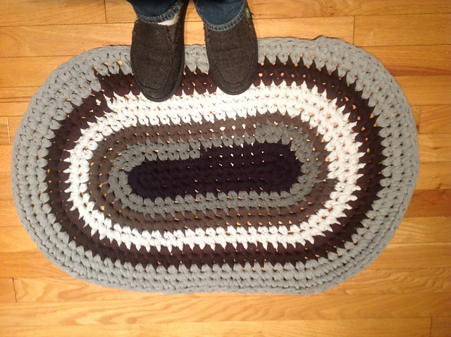 Ravelry: Oval t-shirt rug pattern by Stephanie Henkle