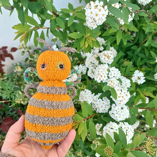 Ravelry: Willow Bee pattern by Sandra Magalhães