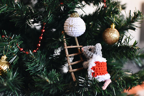 Ravelry: Christmas mice and bauble pattern by Clotilde Dhenaut