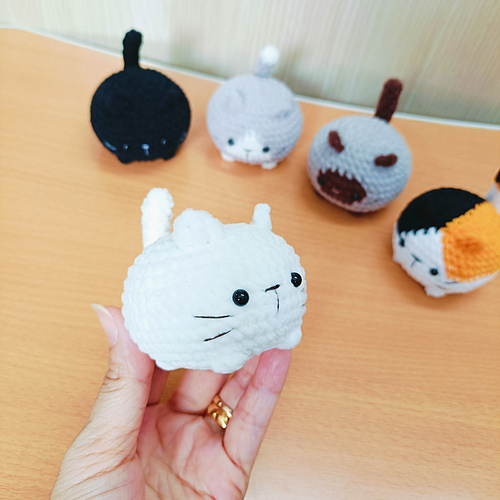 Ravelry: 4in1 low sew loaf cat pattern by Lan Tran