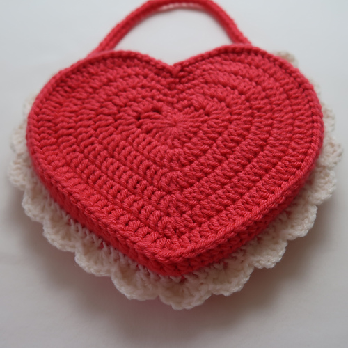Ravelry: The Loves-Me-Knot Heart Bag pattern by Corduroykidd
