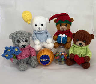 Ravelry: Little gift bears pattern by Alison Davis